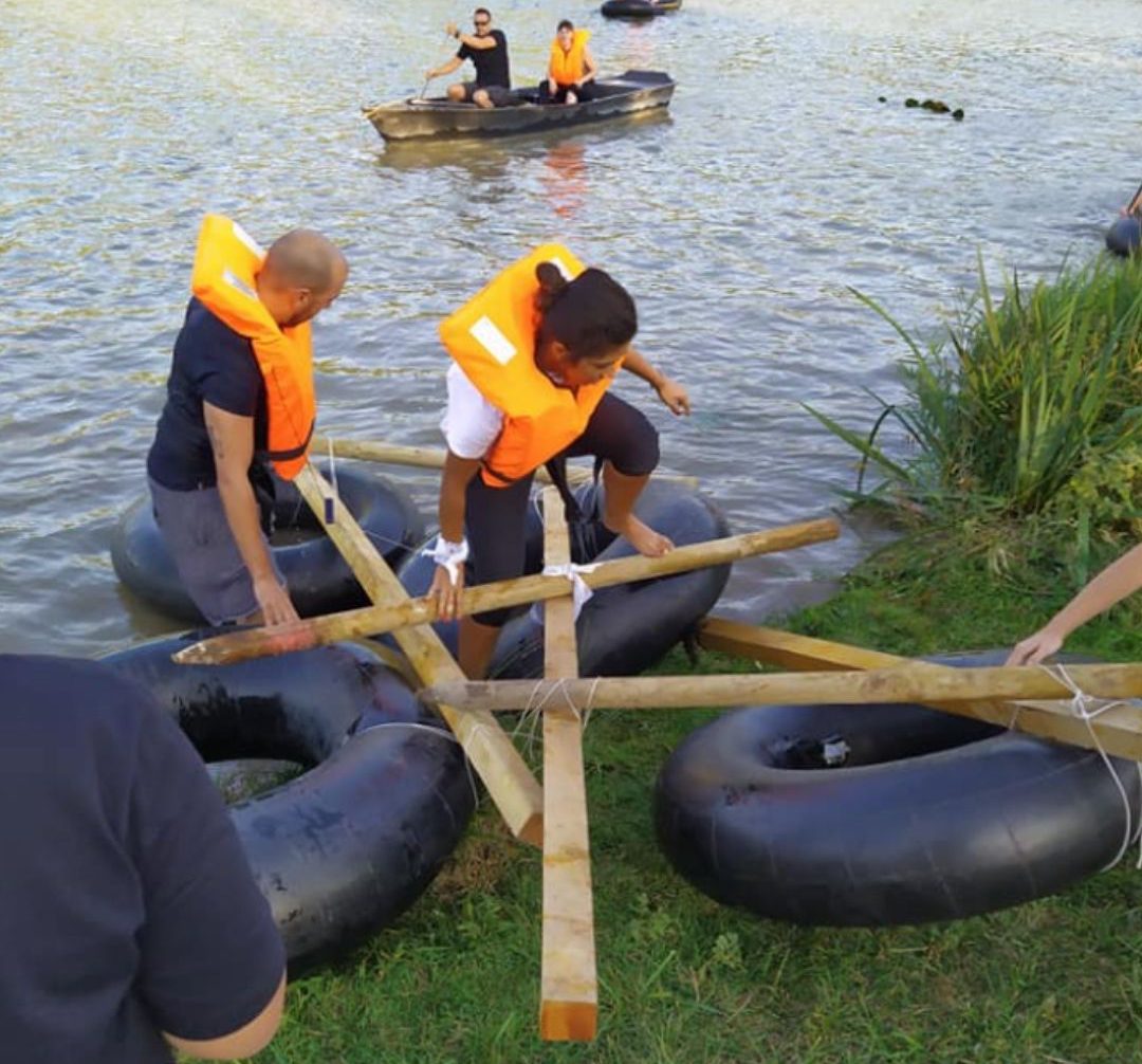 Construction de radeaux en carton & course